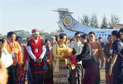 Dvb နိုင်ငံတော်၏အတိုင်ပင်ခံပုဂ္ဂိုလ် ပုသိမ်လေဆိပ်သို့ရောက်ရှိ ဓာတ်ပုံ