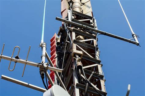 带有蜂窝通信天线和雷达系统技术的电信塔高清图片下载 正版图片505708636 摄图网