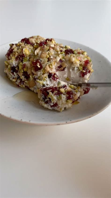 The두부 경주더두부 심심하지만 평온한 푹 쉬는 크리스마스를 보내고 외식과 함께😂 다시 혼자만의 편안한 식탁 아침으론 콩물과 토마토 간식은 반건시와 리코타치즈