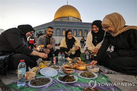 라마단 종료 맞아 함께 식사하는 무슬림들 연합뉴스