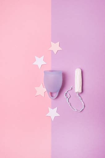 블루 생리컵과 탐폰 컬러풀 핑크와 라일락 배경 여성 시대 컨셉 탑 뷰 수직 0명에 대한 스톡 사진 및 기타 이미지 0명 개념 개념과 주제 Istock