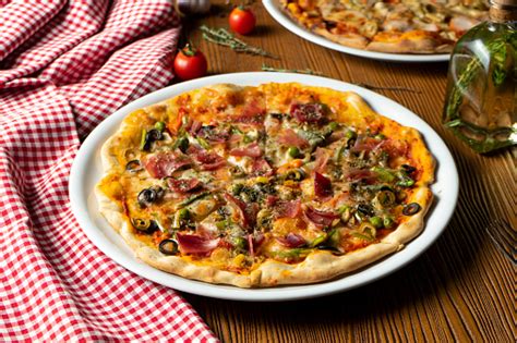 붉은 천과 올리브 오일구성의 나무 배경에 Prosciutto 케이퍼 올리브와 신선한 수제 피자 이탈리아 요리 피자 의 중심에 선택적 초점 구겨진에 대한 스톡 사진 및 기타