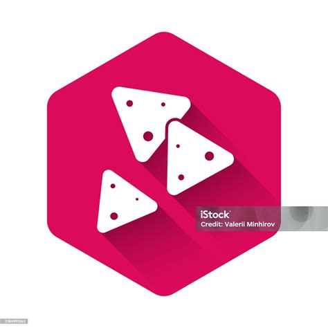 흰색 Nachos 아이콘은 긴 그림자 배경으로 격리되어 있습니다 토르티야 칩 또는 나초 토르티야 전통적인 멕시코 패스트 푸드 핑크 육각 버튼 벡터 0명에 대한 스톡 벡터