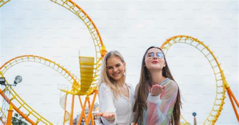 놀이 테마파크에서 휴식을 취하는 친구 그룹 행복하고 수다방 카니발의 개념 사진 Unsplash의 롤러코스터 이미지