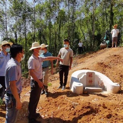 坚决铲除揭阳某地一处违法毁林违建坟墓已被依法拆除并平整复绿 执法 云落镇 进行