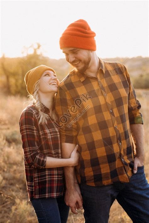 밝은 니트 모자와 격자 무늬 셔츠를 입고 산책하는 명랑한 남자와 여자 사진 사진 무료 다운로드 Lovepik