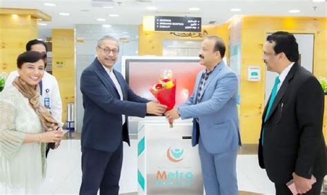 ഡോ നരേഷ് ട്രെഹാന്‍ സാല്‍മിയ സൂപ്പര്‍ മെട്രോ സന്ദര്‍ശിച്ചു Dr Naresh