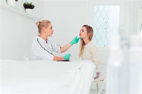 젊은 여성 미용사는 새로운 얼굴 피부 관리 절차에 대한 젊은 금발의 여자와 이야기 얼굴 피부를 검사 전문 미용사 35 39세에 대한 스톡 사진 및 기타 이미지 Istock