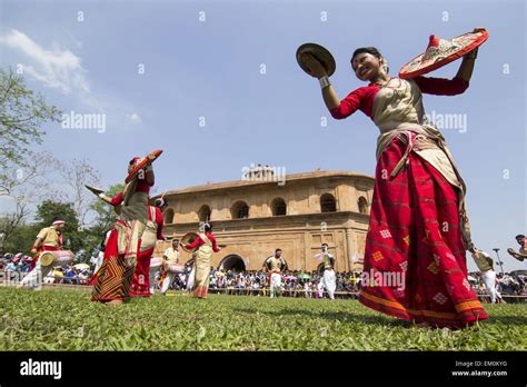 Sivasagar Assam India 15th Apr 2015 Girls Perform Bihu Dance At The Historic Rangghar