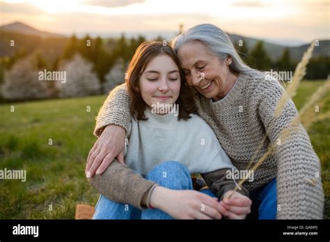 Oma Mit Enkelin Im Wald Fotos Und Bildmaterial In Hoher Auflösung Seite 2 Alamy