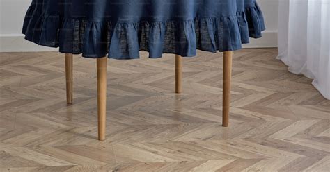 파란색 식탁보와 꽃병이있는 테이블 사진 Unsplash의 블루 테이블 천 이미지