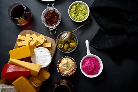 다양 한 종류의 치즈와 스낵을 갖춘 나무 보드와 블랙 테이블에 레드 와인 2 잔 0명에 대한 스톡 사진 및 기타 이미지 0명 개체 그룹 건강한 생활방식 Istock