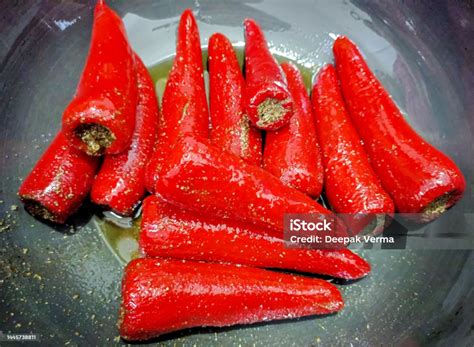 인도에서 만든 속을 채운 붉은 고추 피클은 미르치 카 아차르 론차 또는 라알 미르치 카 아차르로도 알려져 있습니다 선택적 초점 가득 찬에 대한 스톡 사진 및 기타 이미지