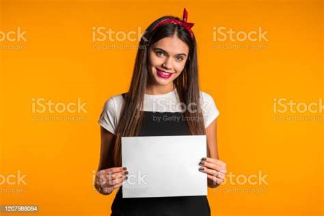 예쁜 아시아 여자 들고 흰색 A4 종이 포스터입니다 공간을 복사합니다 스튜디오 배경에 긴 머리와 트렌디 한 여자를 미소 갈색 머리에 대한 스톡 사진 및 기타 이미지 Istock