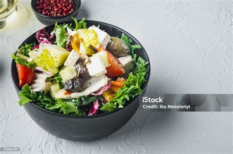 페타 올리브 토마토를 곁들인 맛있는 그리스 샐러드 흰색 배경에 텍스트 복사 공간이 있는 0명에 대한 스톡 사진 및 기타 이미지