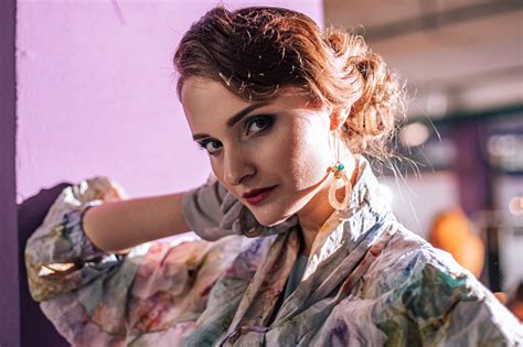 캣워크 패션 위크 쇼의 무대 뒤에서 패션 모델의 여성 초상화 아름다운 사람들의 라이프 스타일 소녀는 새로운 의류 컬렉션의 무대 뒤에 있습니다 Fashion Show에 대한