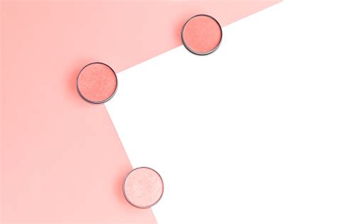 화장품 플랫 산호와 고립 된 흰색 배경에 2019의 살아있는 산호 유행 색상 누워 0명에 대한 스톡 사진 및 기타 이미지 0명 2019년 3가지 개체 Istock