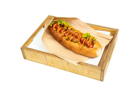 토마토 케첩과 흰 배경에 겨자를 곁들인 샐러드와 오이를 곁들인 핫도그 가볍고 아름다운 패스트 푸드 가공육에 대한 스톡 사진 및 기타 이미지 Istock