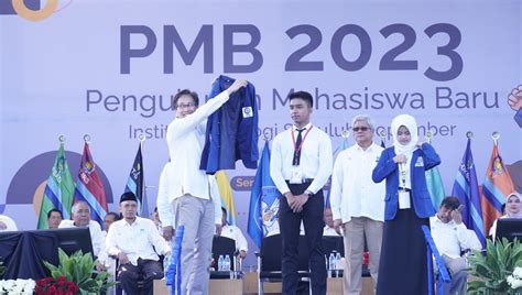 Penyematan Jas Almamater Secara Simbolis Oleh Rektor Its Prof Dr Ir Mochamad Ashari Meng Ipu