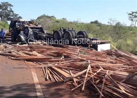 Motorista Perde Controle E Tomba Caminhão Carregado Com Madeira