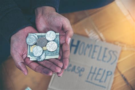 노숙자 가난한 거지 남자 돈 일을 요구하고 보드에 노숙자 제발 도와주세요라고 골판지 상자의 기호와 함께 앉아 무력 더러운 도시에서 도움을 기대 도시 개념의 거지