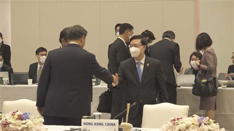 李家超與國家主席習近平在APEC握手交談 Now新聞台在泰國曼谷出席亞太經合組織 會議的行政長官李家超早上曾與國家主席習近平短暫交談