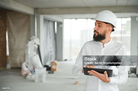 안전모를 쓴 젊은 매력적인 아랍 산업 엔지니어 전문직 및 산업 건축업자 건축가 직업 공장 실내에서 작업자 점검 작업 25 29