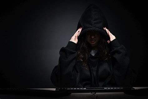 Fondo La Hacker Hackeando El Firewall De Seguridad Tarde En La Oficina Hacker Hackeando El