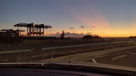 무료 이미지 자연스러운 구름 노면 잔광 아스팔트 황혼 햇빛 일몰 식물 해돋이 수평선 경치 농촌 지역 가스 아침에 붉은 하늘 나무 시티 타르