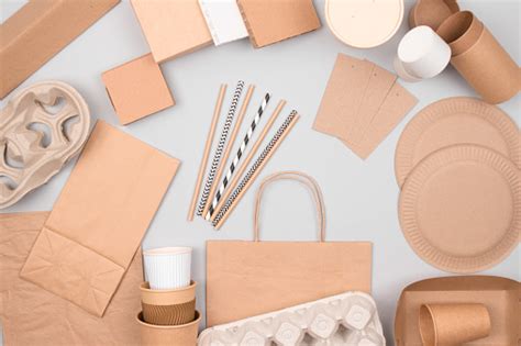 친환경 식기 세트 밝은 회색 배경에 크래프트 종이 식품 포장 길거리 음식과 패스트 푸드 종이 포장 컵 접시 빨대 용기 및 종이 봉투 플랫 레이 카피 스페이스 제로 웨이스트에