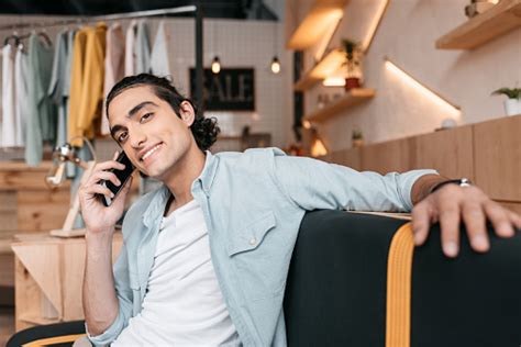 잘생긴 젊은 게 주인이 스마트폰 얘기 하 고 카메라에 웃 고 20 24세에 대한 스톡 사진 및 기타 이미지 20 24세 개인 장식품 거래자 Istock