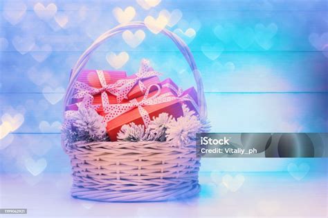 하트 모양의 조명이있는 파란색 배경 위에 바구니에 있는 두 개의 빨간 선물 상자 발렌타인 데이 컨셉 가문비나무에 대한 스톡 사진 및 기타 이미지 Istock