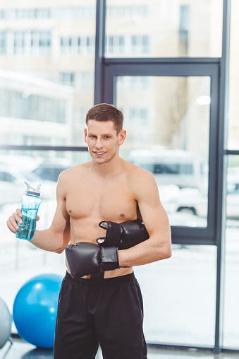 병 고 체육관에서 카메라 보고에서 권투 장갑 식 수에 젊은 근육 스포츠맨 건강한 생활방식에 대한 스톡 사진 및 기타 이미지 건강한 생활방식 권투 글러브 권투 스포츠