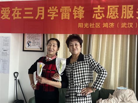 会计学院青年志愿者为女教职工和社区居民送祝福 武纺会计学院