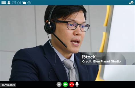 랩톱 모니터 보기에서 화상 회의 앱에서 만나는 비즈니스 사람들 Film Screening에 대한 스톡 사진 및 기타 이미지 Film Screening Tv 보기 가상