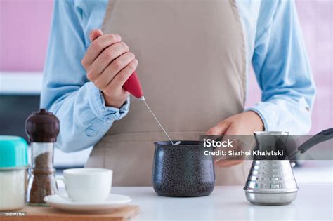 집에서 향기로운 커피를 만들기 위해 거품기를 사용하는 여자 커피 마실 것에 대한 스톡 사진 및 기타 이미지 커피 마실 것 거품기 우유 Istock