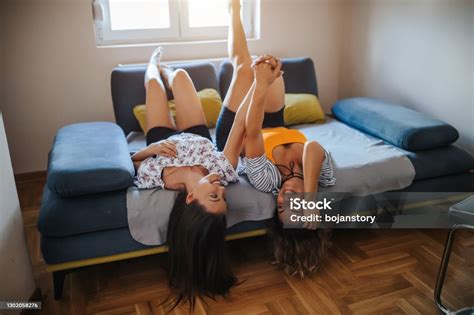 이 같은 더 많은 일을 기원합니다 2명에 대한 스톡 사진 및 기타 이미지 2명 가정 생활 거실 Istock