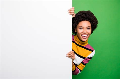 저렴한 광고 사진 아름 다운 어두운 피부 물결 모양의 여자 흥분 분위기 발표 큰 흰색 빈 공간 포스터 에 대 한 뉴스 착용 캐주얼 스트라이프 스웨터 고립 된 녹색 색상 배경