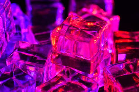 얼음 큐브 분홍색과 보라색 조명이있는 얼음 조각을 클로즈업합니다 매크로 수평 사진 사진 이미지에 대한 스톡 사진 및 기타 이미지 사진 이미지 석영 접사 촬영 Istock