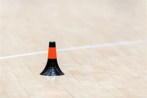 단단한 나무 코트 바닥에 훈련 콘 농구 풋살 핸드볼 및 배구 연습 게임 장비 수평 스포츠 테마 포스터 인사말 카드 헤더 웹 사이트 및 앱 0명에 대한 스톡 사진 및 기타