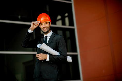 프로젝트와 하드 모자를 가진 젊은 건설 엔지니어 남자 건물 외관에 대한 스톡 사진 및 기타 이미지 건물 외관 건설 산업 건설 현장 Istock