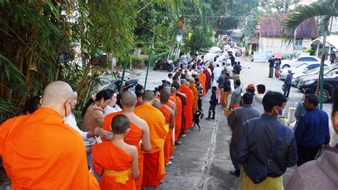 ကျိုင်းတုံမြို့ မဟာမြတ်မုနိဘုရား၌ ရှေးရိုးရာအစဉ်အလာမပျက် တန်ဆောင်တိုင် ဆွမ်းဆန်စိမ်း လောင်းလှူပ