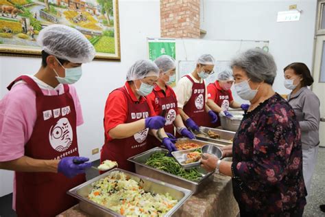 浩角翔起作伙陪伴食堂獨居長輩，炒菜、送餐一把罩 籲相揪支持老人食堂，乎老大人呷一頓飽 威傳媒新聞 Winnews