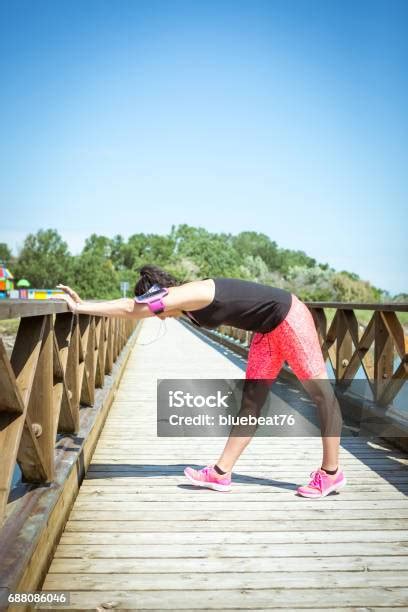 여자 실행 운동 조깅 하기 전에 스트레칭입니다 Healty 라이프 스타일 개념입니다 가냘픈에 대한 스톡 사진 및 기타 이미지 가냘픈 가을 건강한 생활방식 Istock