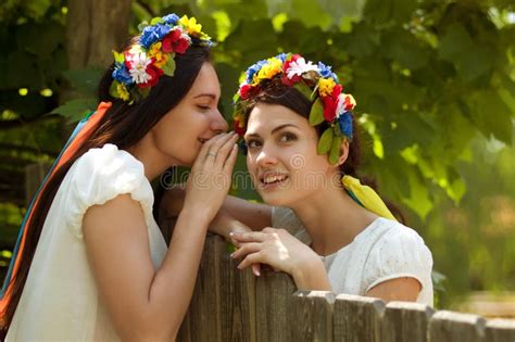 Meninas Ucranianas Na Roupa Nacional Foto De Stock Imagem De F Mea Consideravelmente