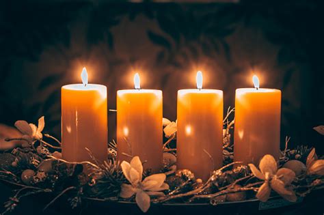 Konsep Lilin Advent Dengan Lilin Terbakar Yang Bersinar Foto Stok Unduh Gambar Sekarang Istock