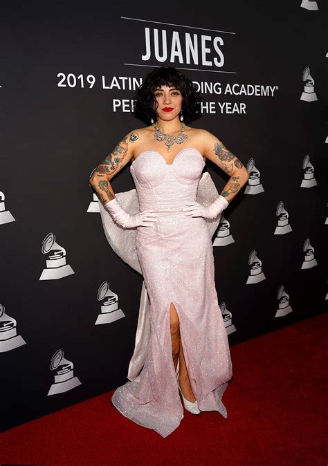 Mon Laferte Desnuda Su Busto En Los Latin Grammy Para Denunciar Lo Que