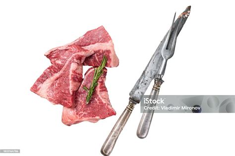 실버사이드 등심 소고기 컷 허브를 곁들인 정육점 테이블에 생고기 고립된 흰색 배경입니다 0명에 대한 스톡 사진 및 기타 이미지 Istock