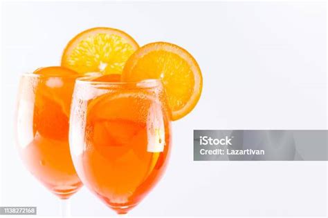칵테일 아돌이 흰색 바탕에 뿌려 진다 오렌지 조각과 함께 여름 알코올 칵테일 이탈리안 칵테일 아콜이 흰색에 뿌려 졌습니다 격리 컷아웃에 대한 스톡 사진 및 기타 이미지