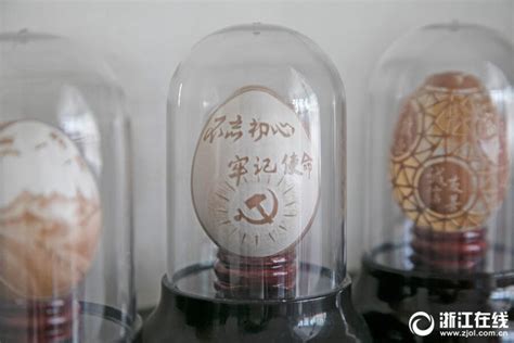 杭州六旬大伯蛋雕6年 将国庆元素刻于蛋壳为祖国庆生 影像中心 浙江在线